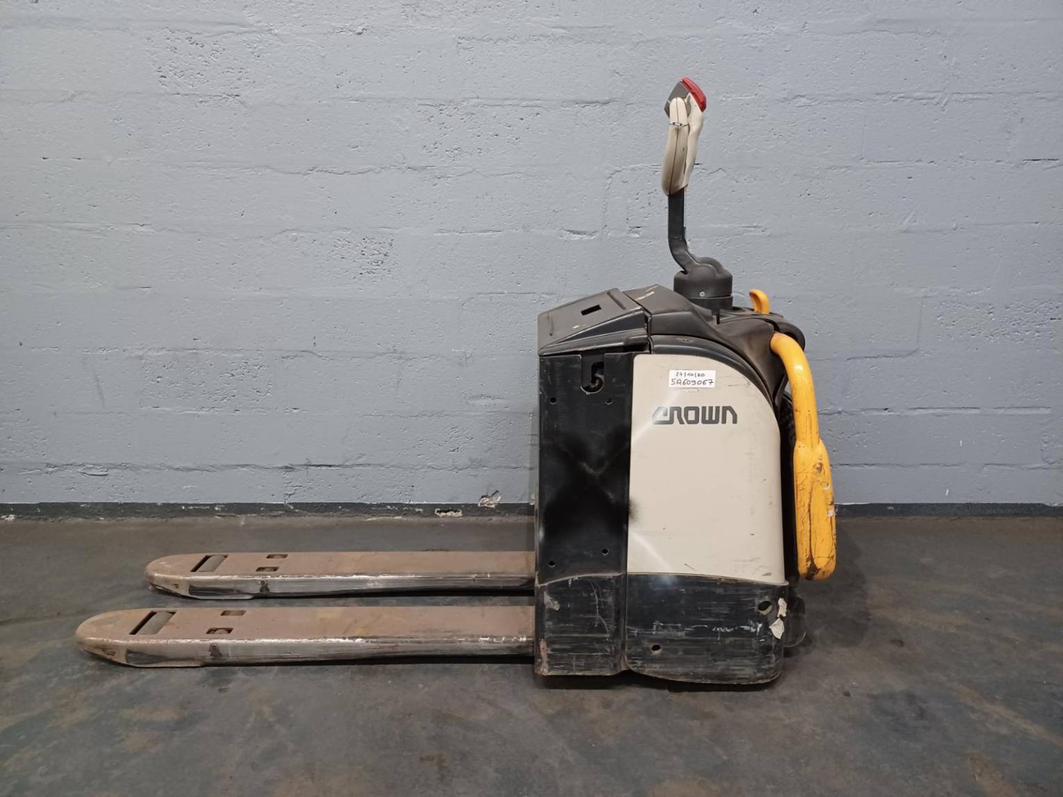 Transpalette porté debout Crown WT3040-20 d'occasion en vente sur CAPM ...
