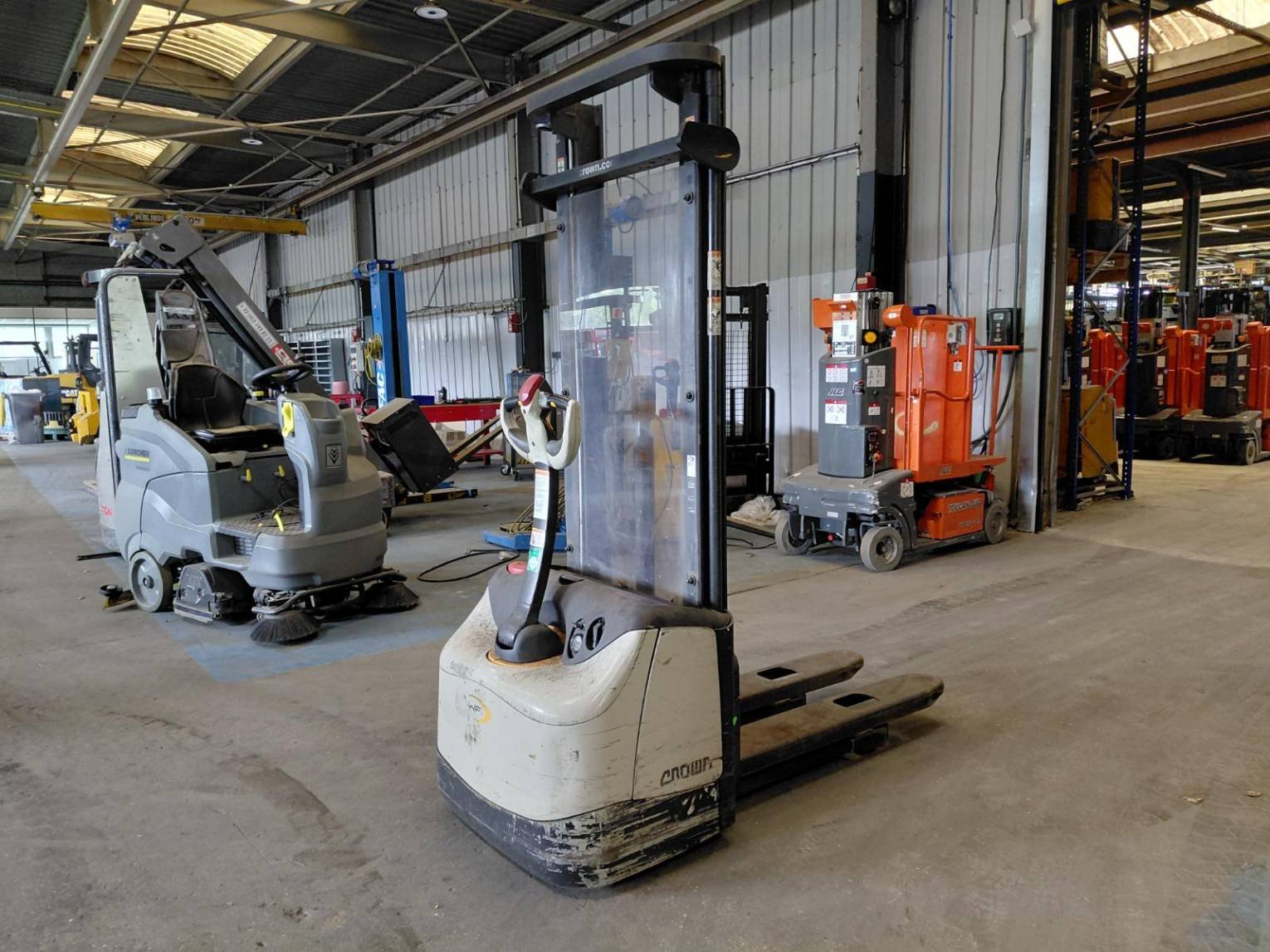 Gerbeur accompagnant Crown WF3000 1.2 à vendre sur CAPM Europe